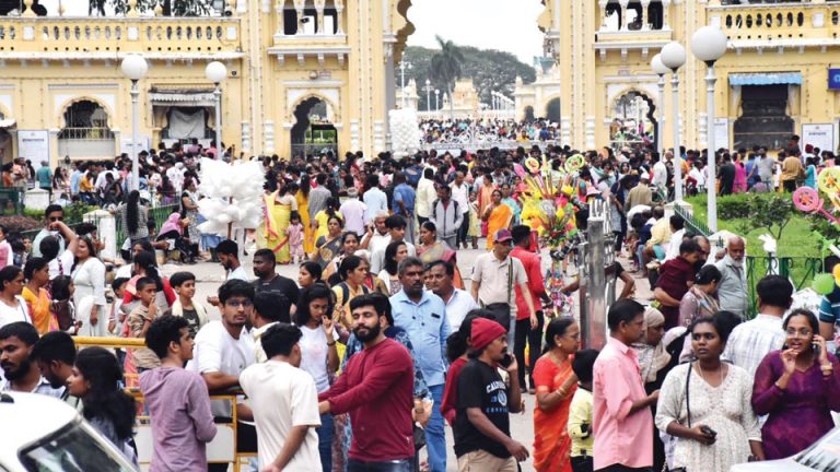 Heavy traffic gridlocks hit roads as tourists flock city - Star of Mysore