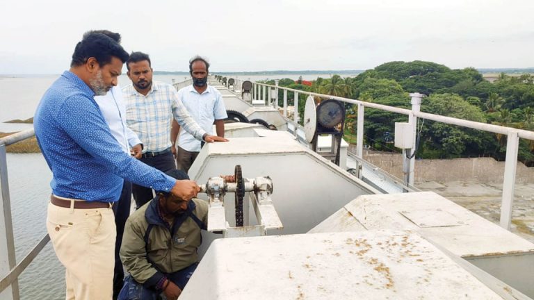 Increased inflow prompts greasing of KRS Dam crest gates - Star of Mysore