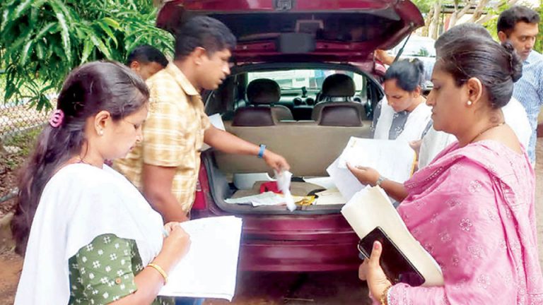 Lokayukta sleuths raid Hunsur RTO office - Star of Mysore
