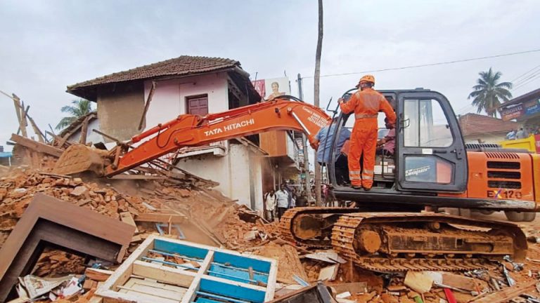 Old building collapses in Kodagu; 6 people rescued - Star of Mysore