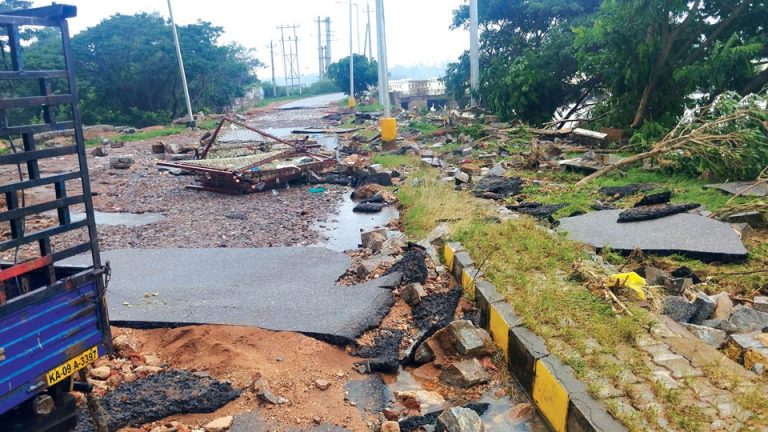 Road connecting Wellesley Bridge washed away - Star of Mysore