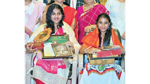 Chess Champion Sisters Dhatri and Diya feted - Star of Mysore