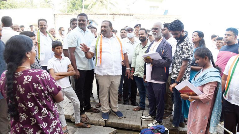 MLA hears grievances of residents during padayatra - Star of Mysore