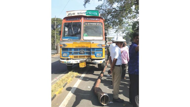 Lorry crashes into lamp post on Dewan’s Road - Star of Mysore