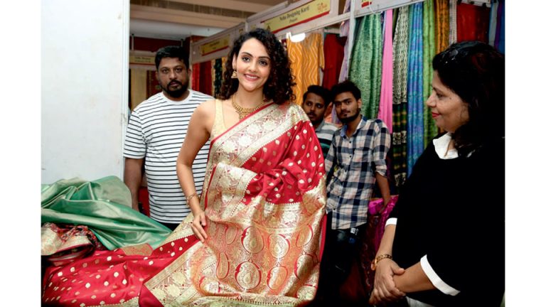 Film actress Rajani Bharadwaj inaugurates Silk India Show - Star of Mysore