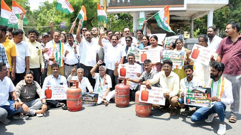Former MLA leads stir against Centre - Star of Mysore