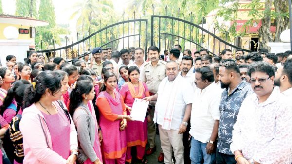 MLA Srivatsa receives memorandum from laid-off KSIC employees - Star of ...