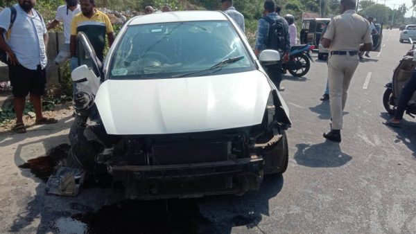 Two injured as car hits bridge - Star of Mysore
