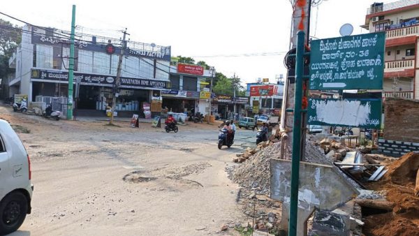 200-metre Dr. Rajkumar Road stretch a commuter nightmare - Star of Mysore