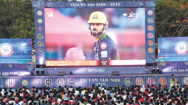 Cricket buffs enjoy IPL at Fan Park - Star of Mysore