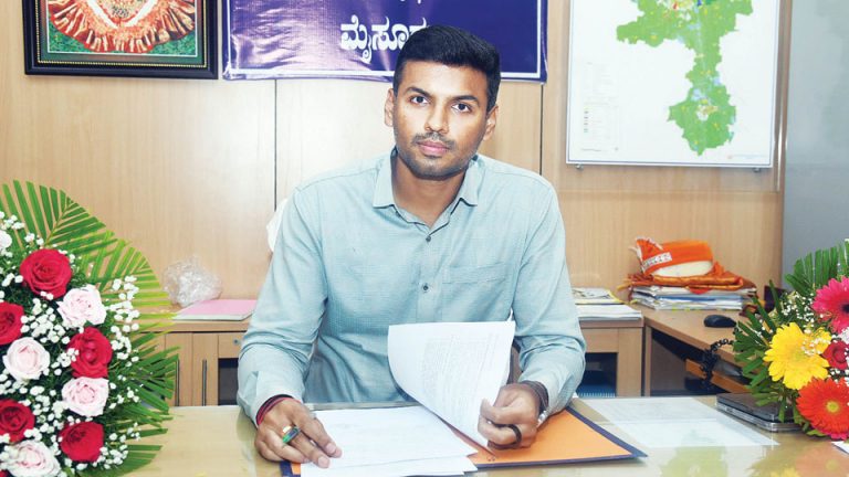 K.R. Rakshith takes office as In-charge MDA Commissioner - Star of Mysore