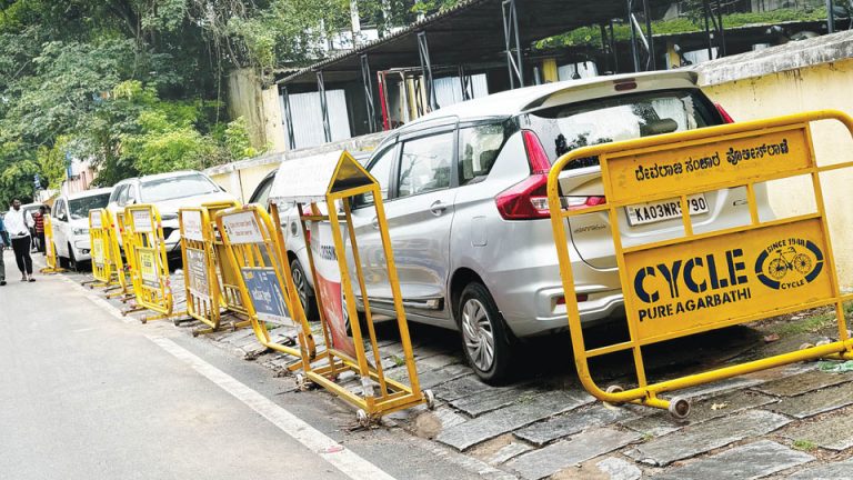 Remove seized vehicles parked on footpath - Star of Mysore