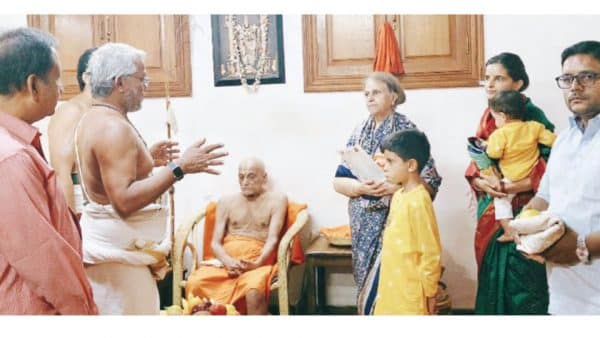 Mysore Royal Family at Parakala Mutt - Star of Mysore