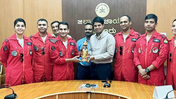 DC felicitates Sarang team for a stunning Air Show - Star of Mysore