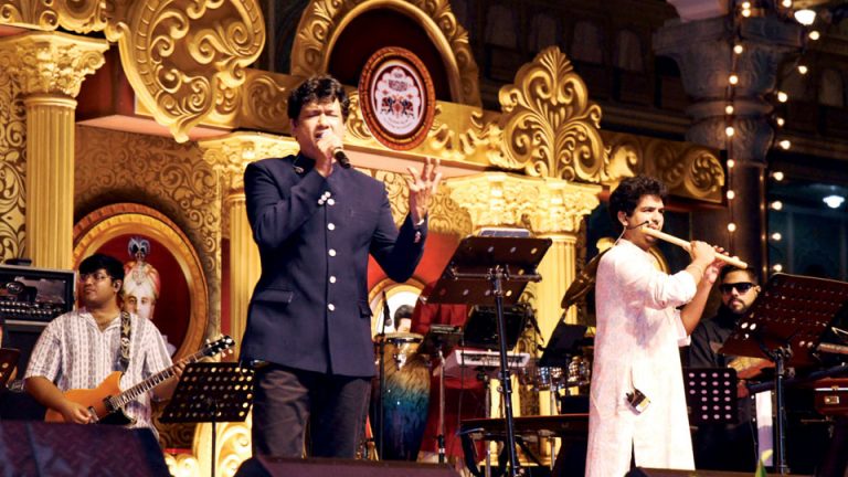 Vijay Prakash steals the show at Palace - Star of Mysore