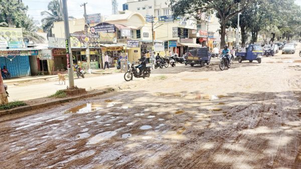 Pathetic condition of roads at KHB Hootagalli - Star of Mysore