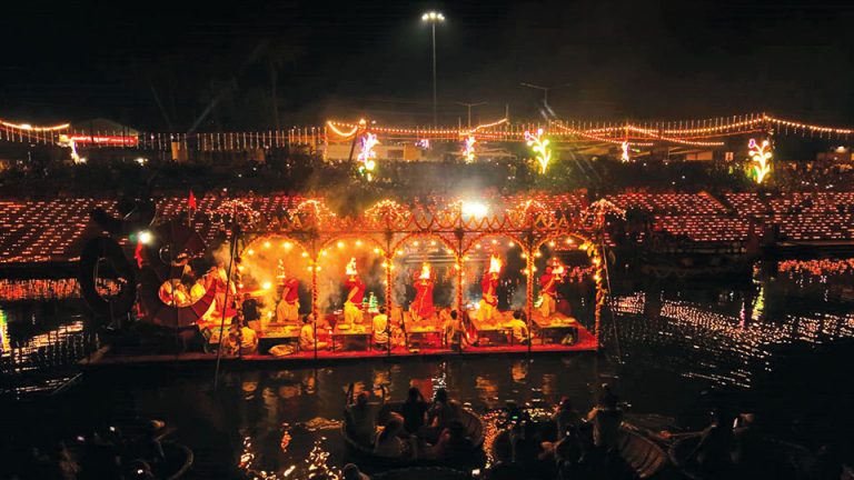 Aarti, Laksha Deepotsava draw crowds at River Kapila - Star of Mysore