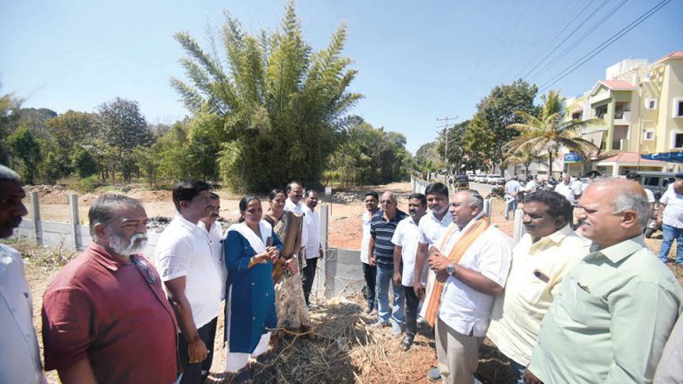 Lake encroachment in K.C. Layout: 48-hour deadline to remove compound ...