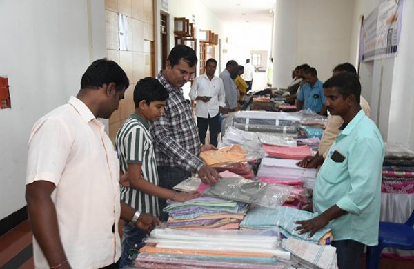Swadesi touch for government employees - Star of Mysore