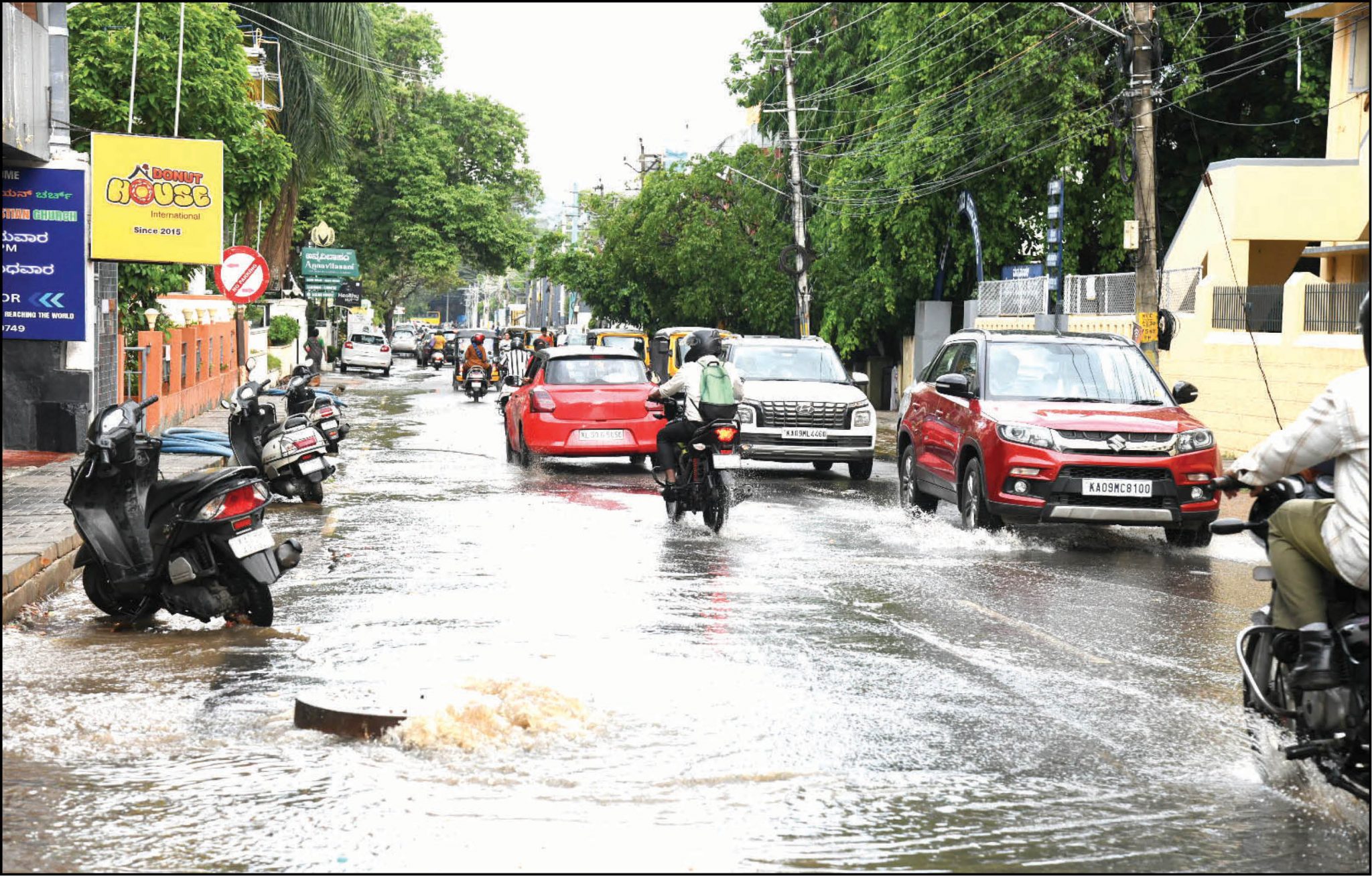 Intermittent rain soaks city roads - Star of Mysore